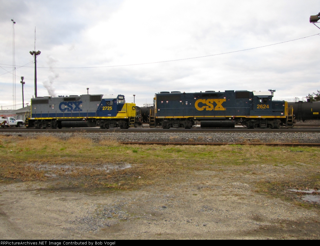 CSX 2725 and 2624